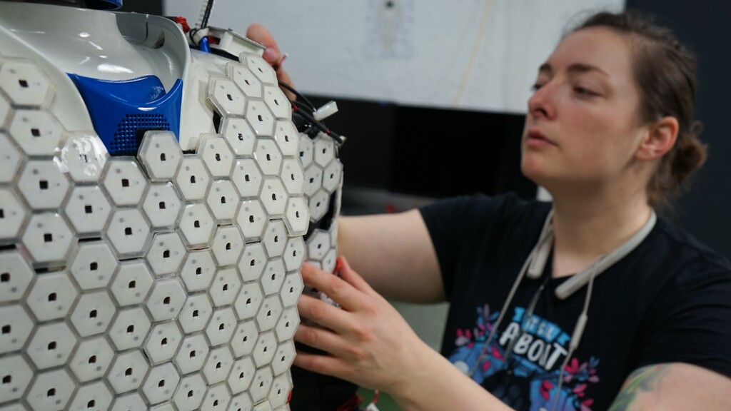 Sensible künstliche Haut für Roboter – Foto-Reportage von Julia Post