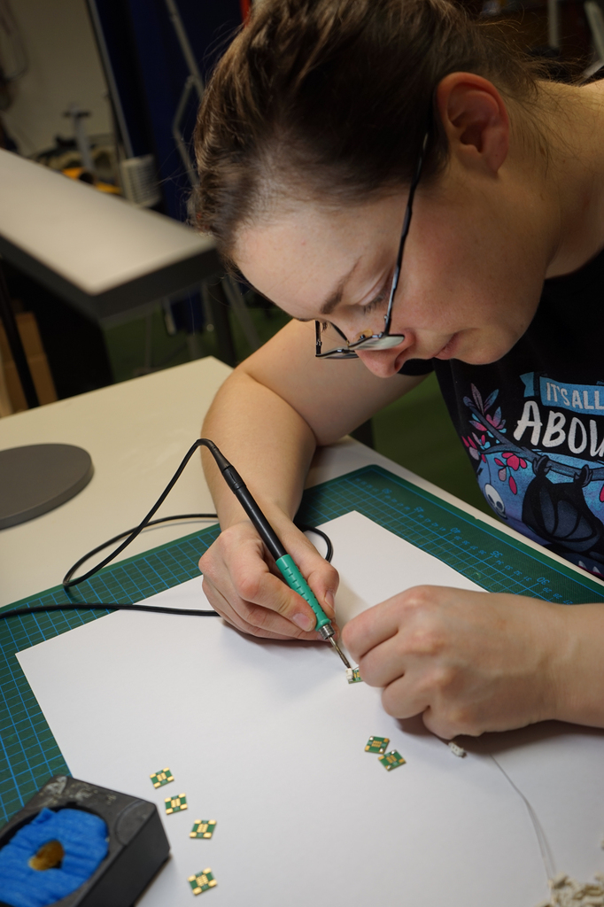 Sensible künstliche Haut für Roboter – Foto-Reportage von Julia Post