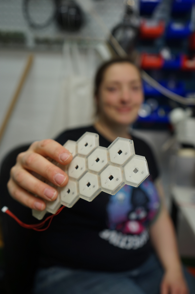 Sensible künstliche Haut für Roboter – Foto-Reportage von Julia Post